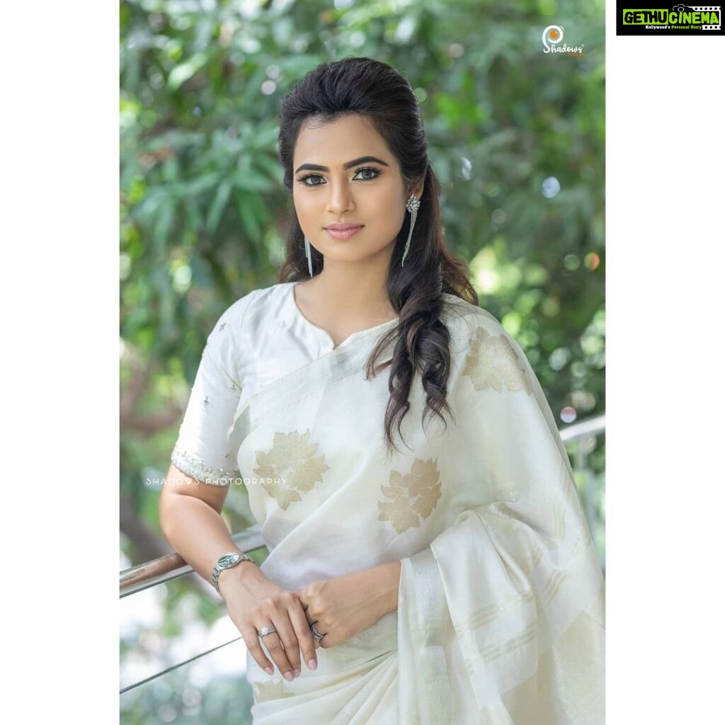 Ramya Pandian Instagram - Wearing this beautiful saree from ...