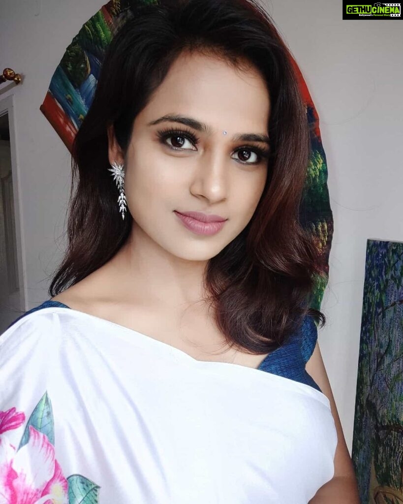 Ramya Pandian Instagram – Haappy bling bling style for the new year ...