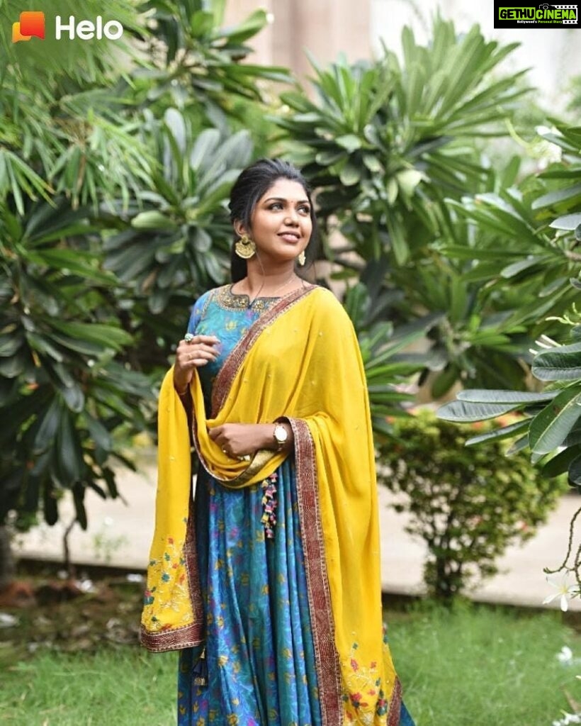 Riythvika Instagram – Gold glitter 🧡🧡🧡 #goldglitterdress Costume ...