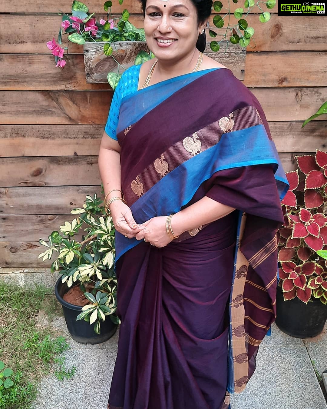 Sabitha Anand Instagram – Wearing Beautiful shrilangam cotton saree ...
