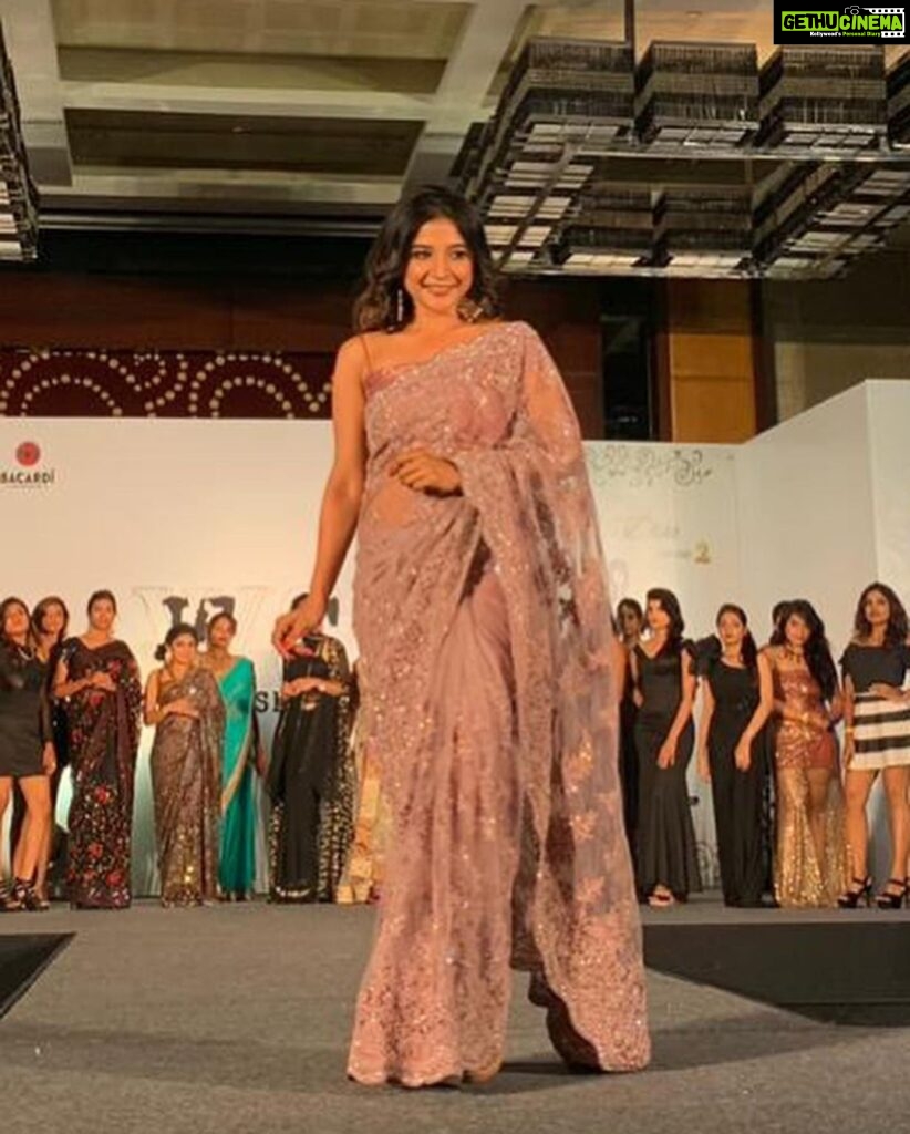Actress Sakshi Agarwal HD Instagram Photos and Wallpapers September ...