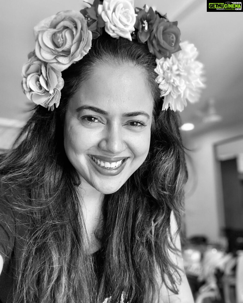 Actress Sameera Reddy HD Photos and Wallpapers July 2020 | Gethu Cinema