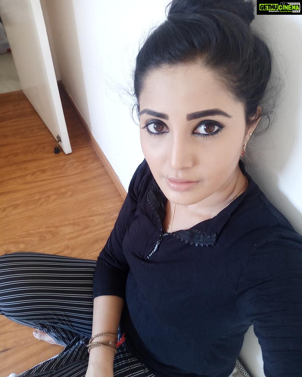 Actress Sandra Amy HD Instagram Photos and Wallpapers March 2018 ...
