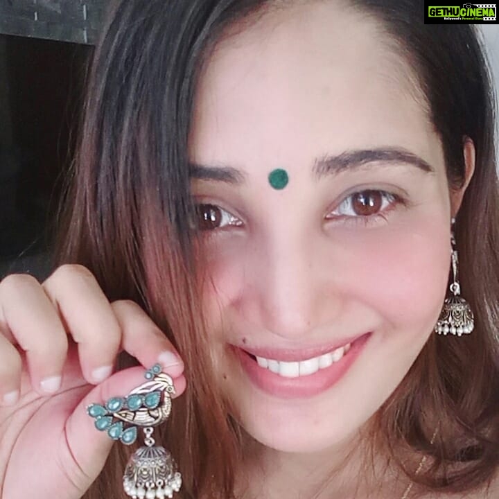 Sandra Amy Instagram – Beautiful earrings @bliss_theboutique ..chk out ...