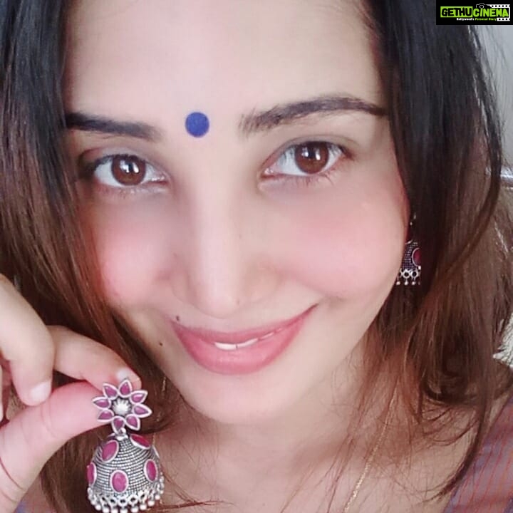 Sandra Amy Instagram – Beautiful earrings @bliss_theboutique ..chk out ...