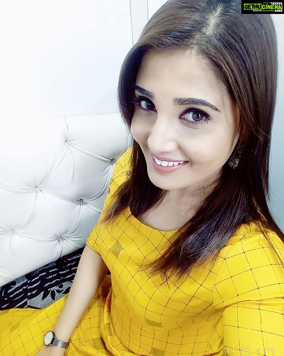 Actress Sandra Amy HD Photos and Wallpapers July 2018 - Gethu Cinema