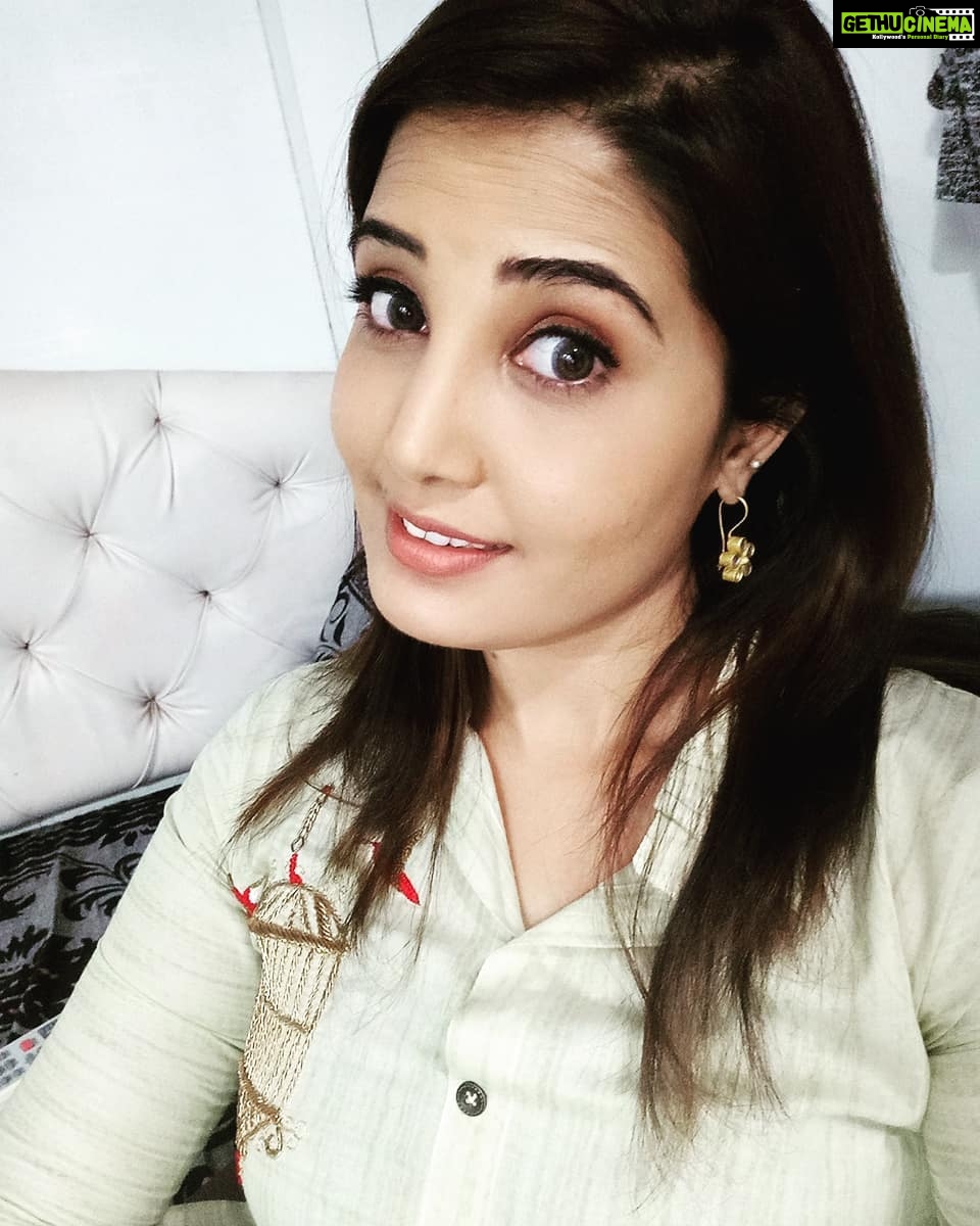 Actress Sandra Amy HD Photos and Wallpapers September 2019 - Gethu Cinema