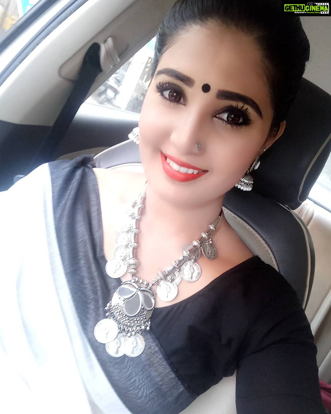 Actress Sandra Amy HD Photos and Wallpapers April 2018 - Gethu Cinema