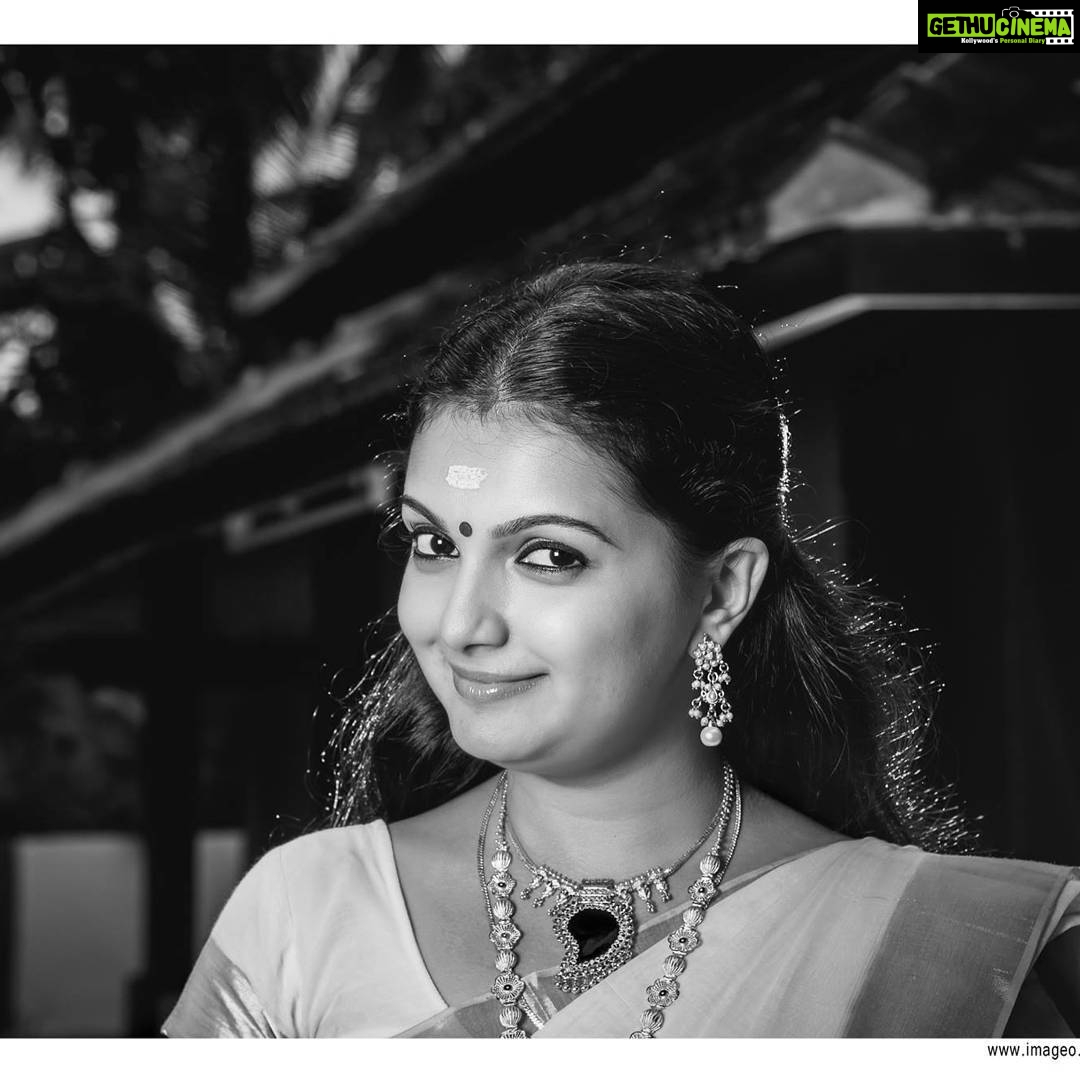 Saranya Mohan Instagram - #goodnight#friends #instalike #instahub # ...