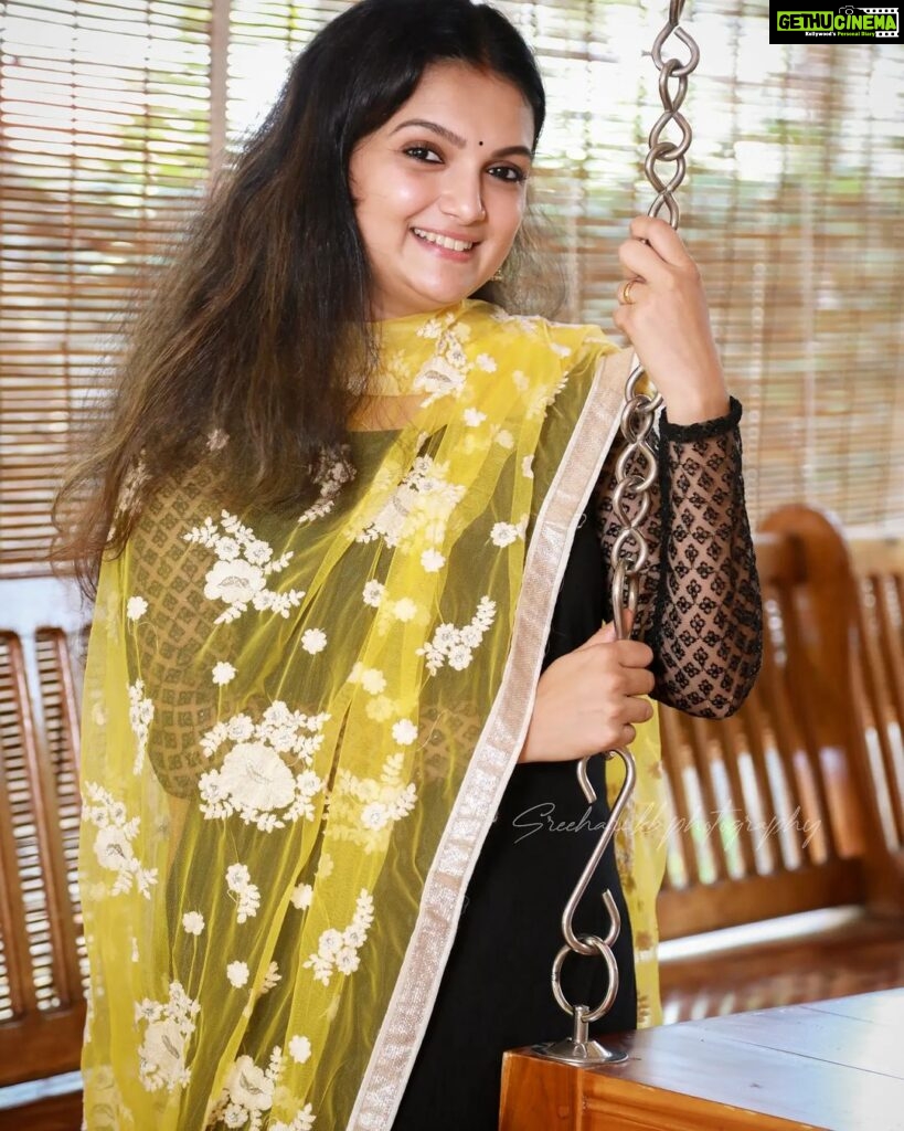 Actress Saranya Mohan HD Instagram Photos and Wallpapers April 2022 ...