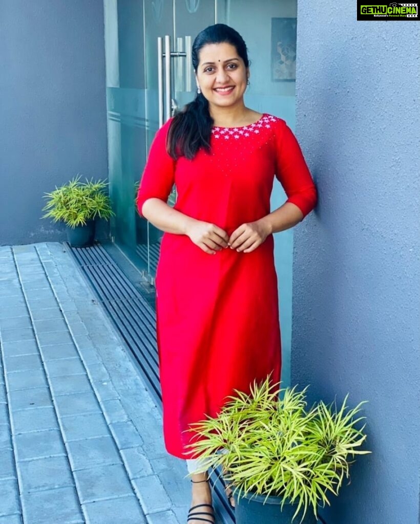 Actress Sarayu Mohan HD Instagram Photos and Wallpapers December 2021 ...