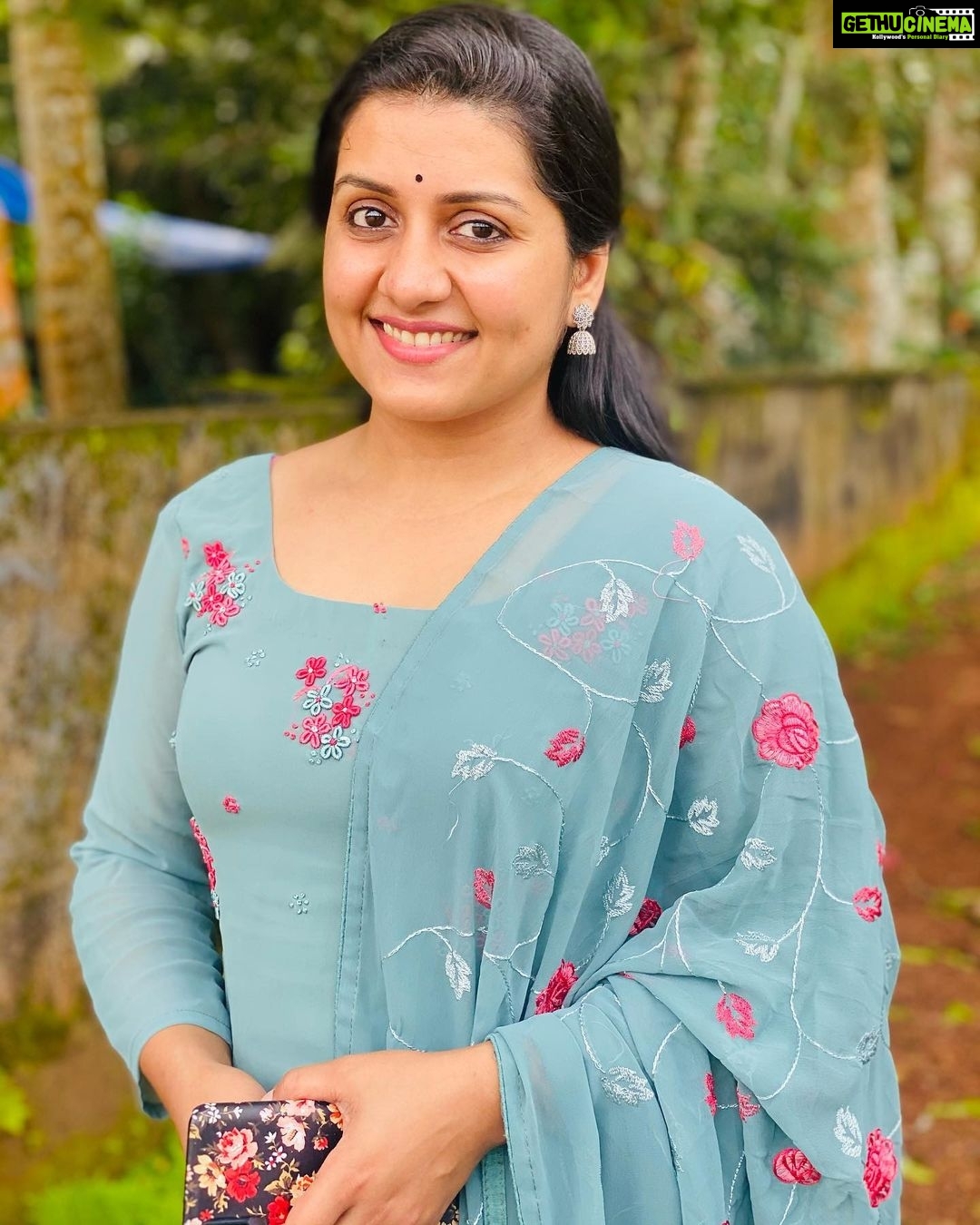 Actress Sarayu Mohan HD Instagram Photos and Wallpapers September 2021 ...