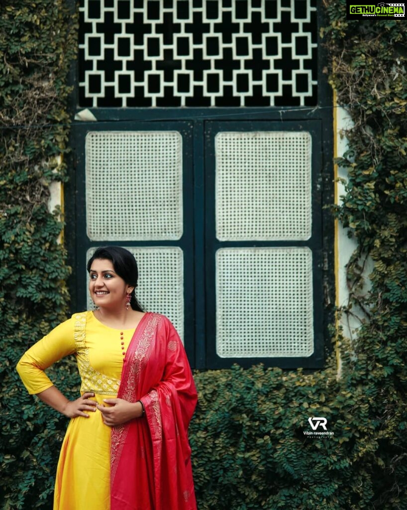 Sarayu Mohan Instagram – മഞ്ഞ പെയ്ത വഴിയിൽ, മടങ്ങാൻ മറന്ന് ഞാൻ💛 Click ...