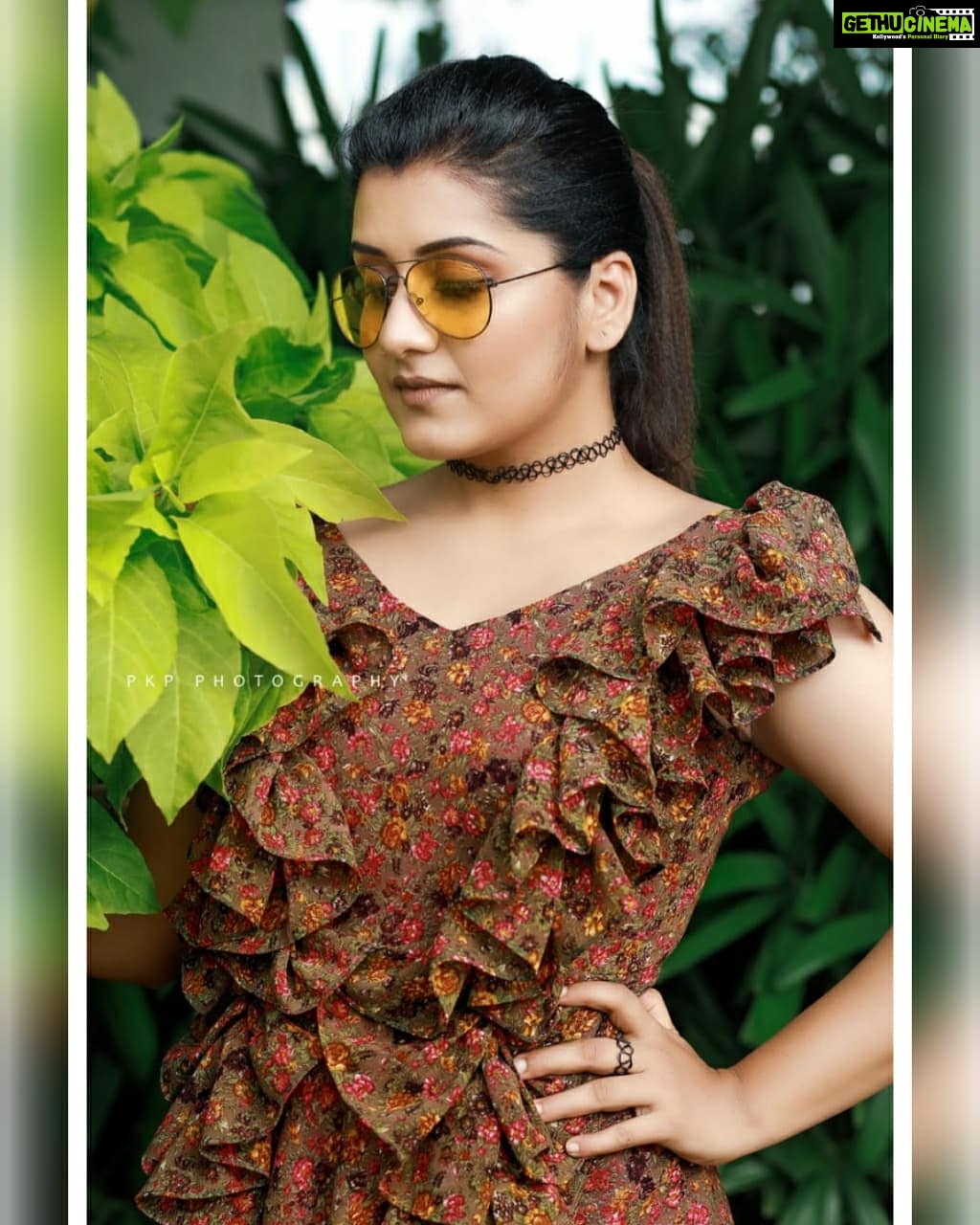 Sarayu Mohan Instagram – Simple frock, minimal makeup and clickkkkkk ...