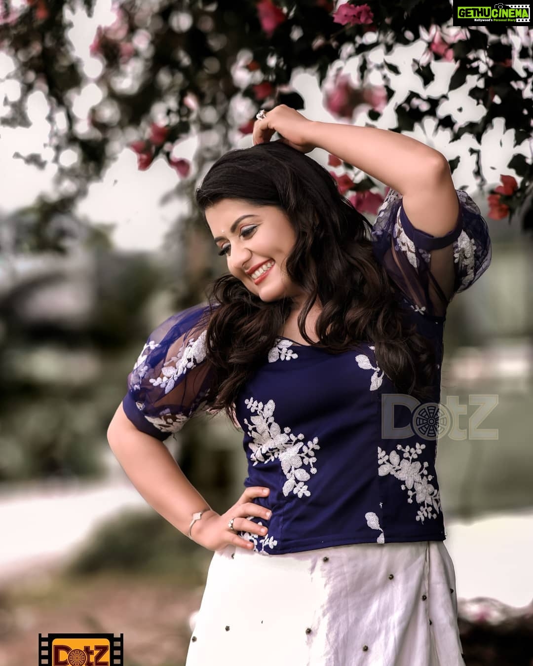 Sarayu Mohan Instagram – That happy girl💙 @signature_by_amal click ...