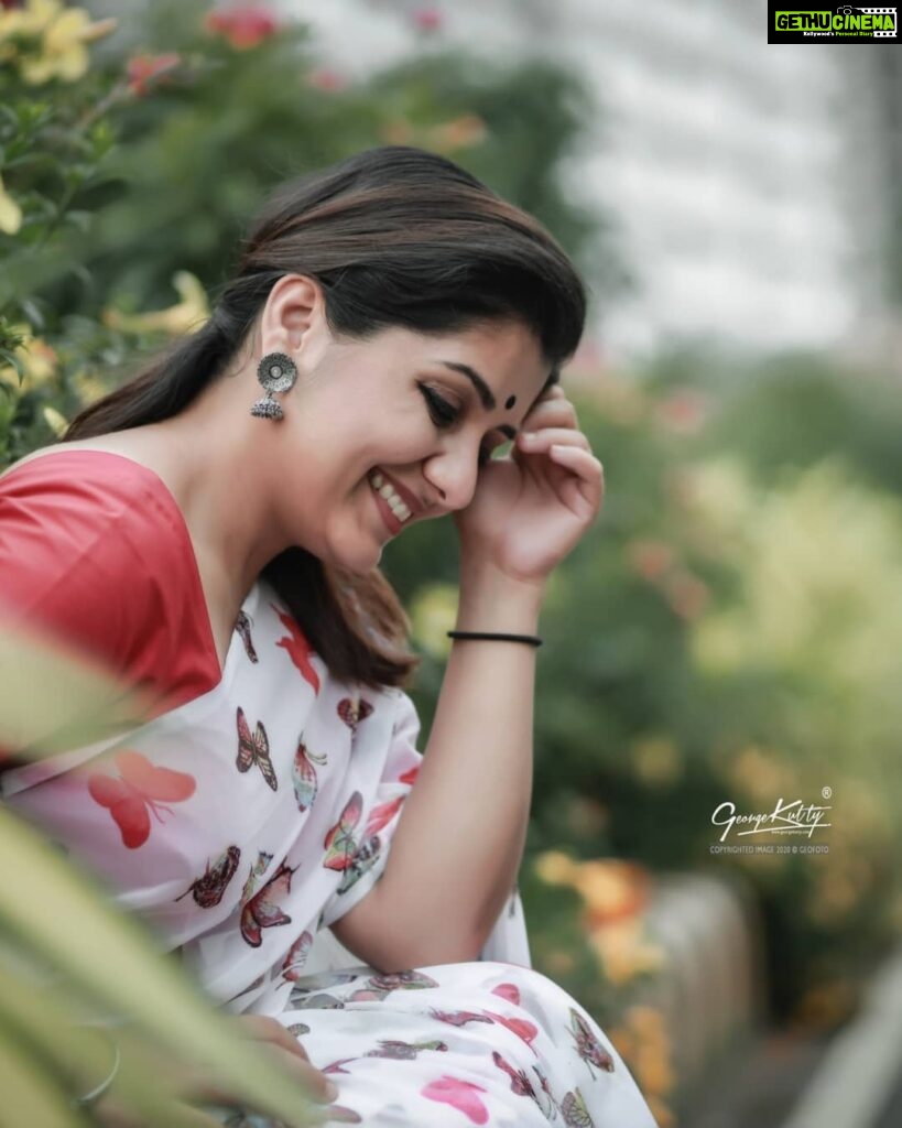 Sarayu Mohan Instagram – മിഴി നട്ട് കാത്തിരുന്നീ മലരിതളിൻ കൂടെ♥️ Saree ...
