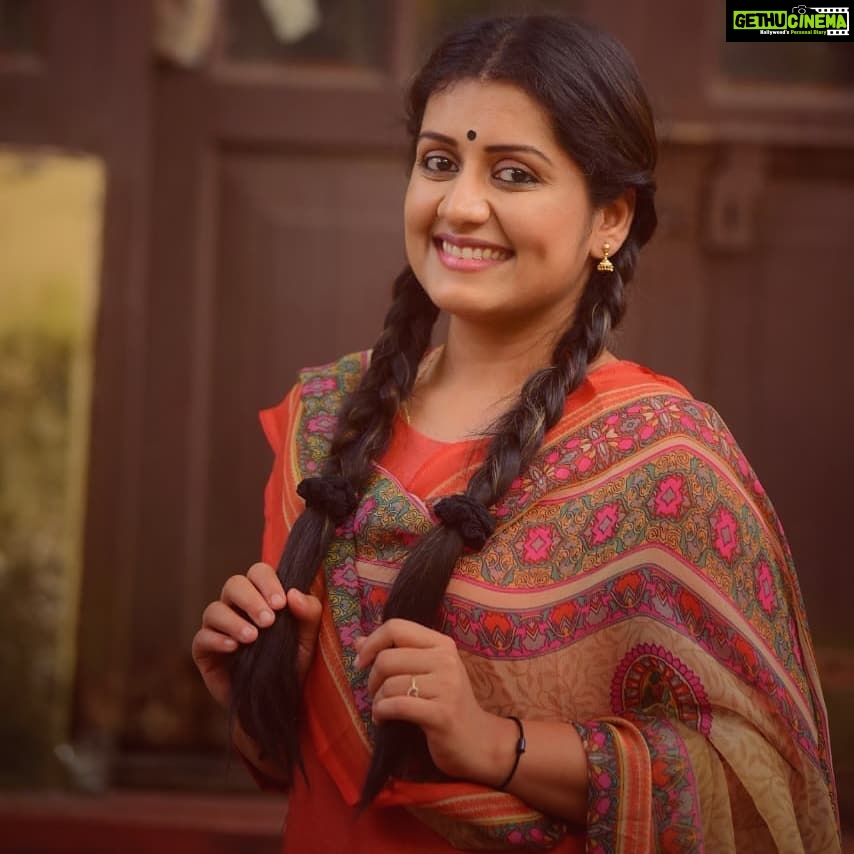 Sarayu Mohan Instagram – ഈ മുടി കെട്ടൽ ഒന്നൊന്നര നൊസ്റ്റുവാണ് 🥰 Pic ...