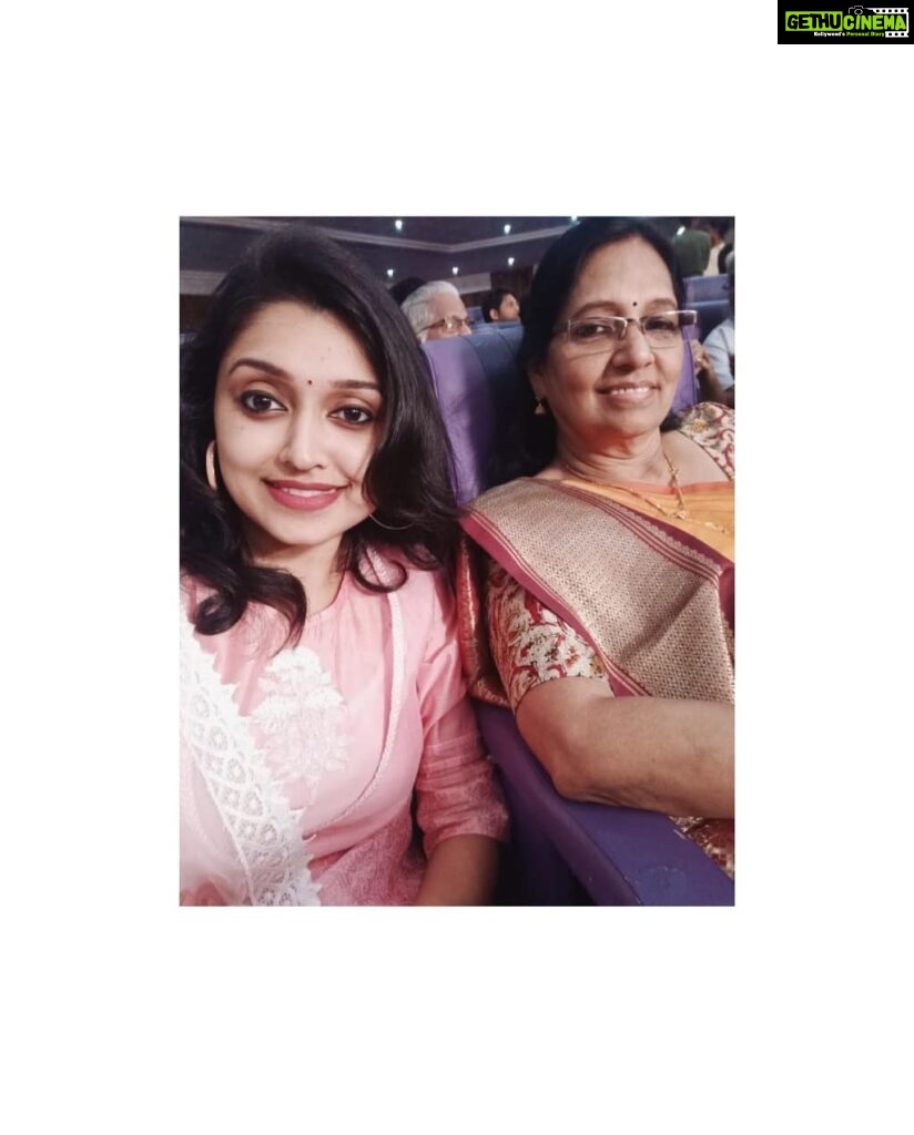 Sija Rose Instagram – The tulips are too red in the first place, they ...