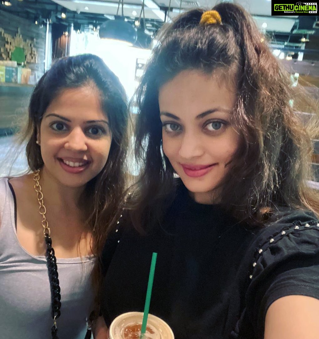 Sneha Ullal Instagram – A coffee date with @mansibajajf #keepitreal #snehaullal ☕️👭 | Gethu Cinema