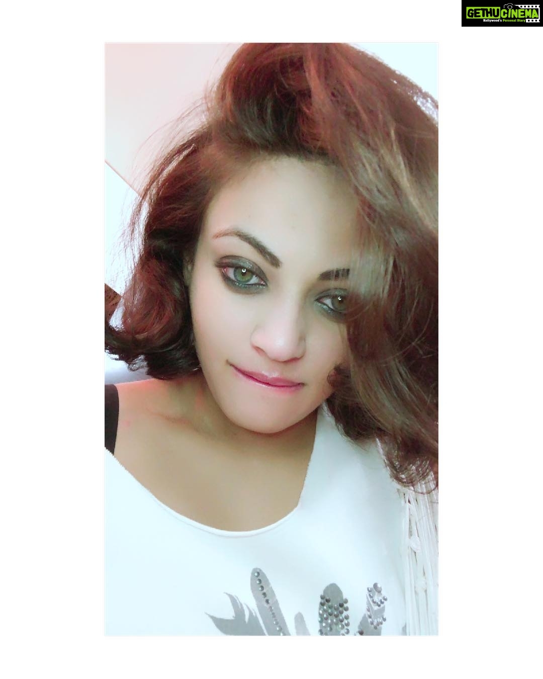 Sneha Ullal Instagram – Nasheeli aankein? | Gethu Cinema