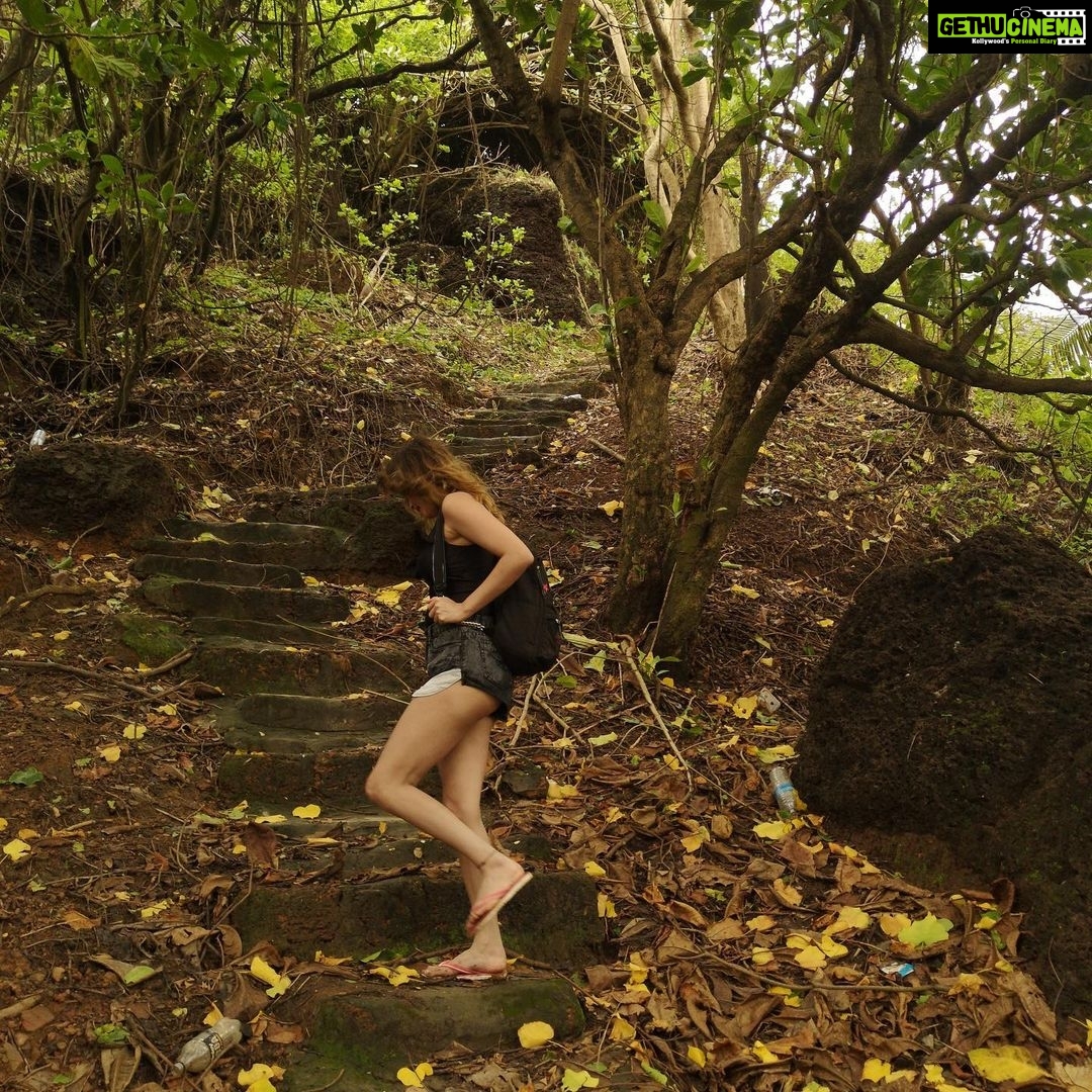 Sneha Ullal Instagram – Take a moment to feel your soul. #keepitreal #snehaullal | Gethu Cinema