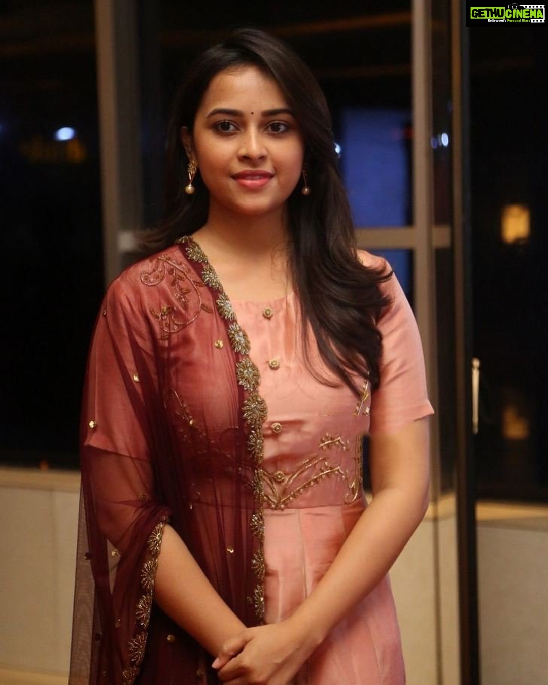 Actress Sri Divya HD Photos and Wallpapers July 2018 - Gethu Cinema