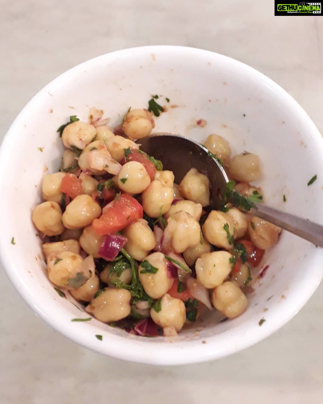 Tanushree Dutta Instagram – Boiled chole ka chaat! Oil free, fat free ...