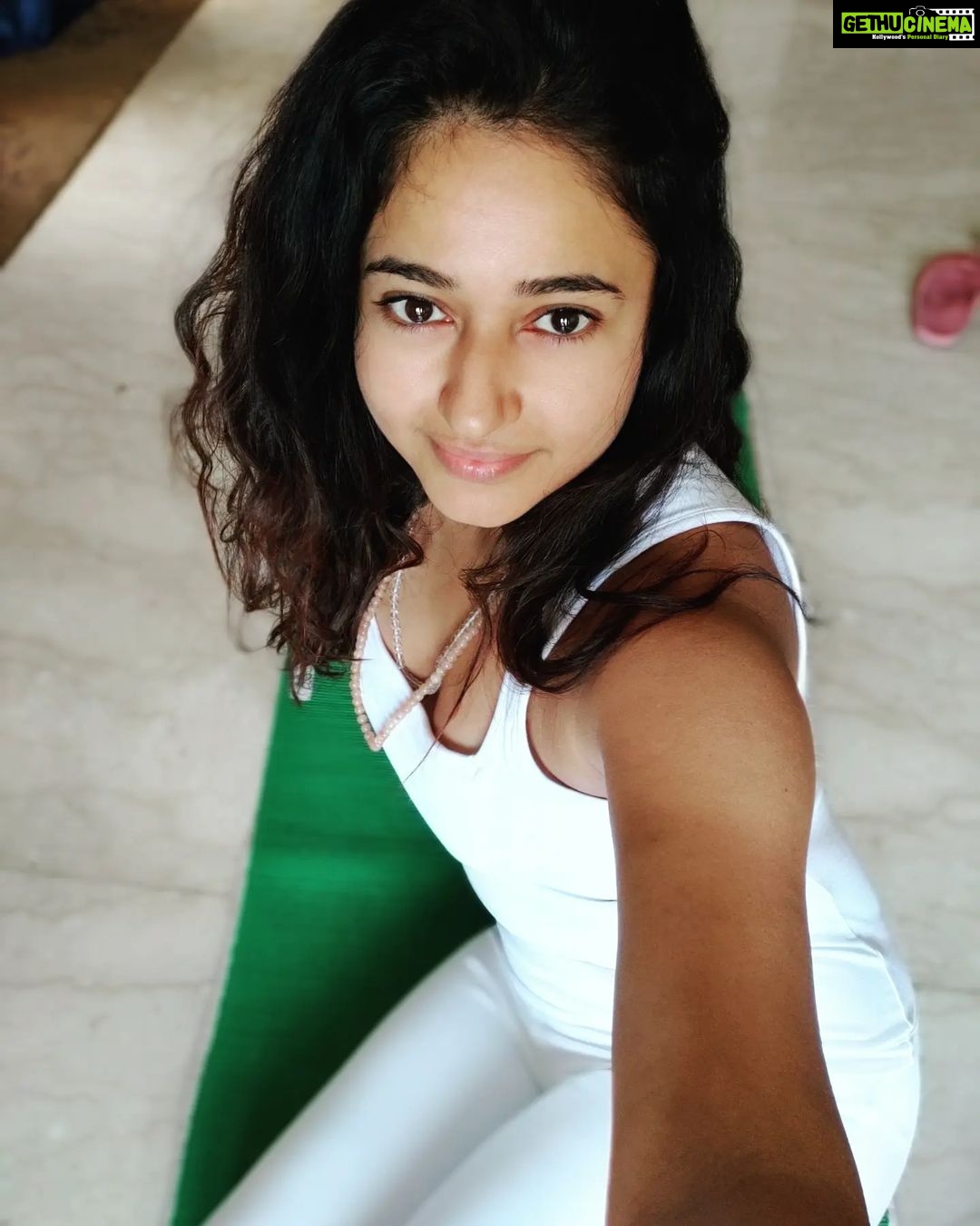 Poonam Bajwa Instagram Hi ️🖤🍀 Gethu Cinema