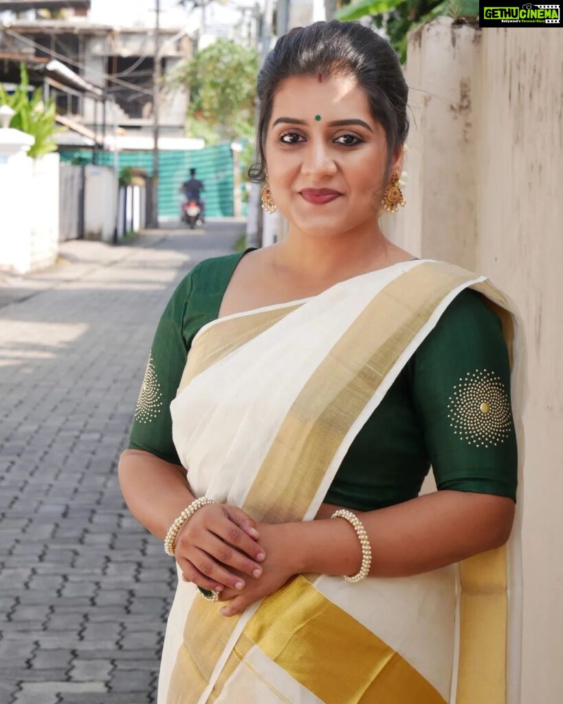 Actress Sarayu Mohan HD Instagram Photos and Wallpapers March 2022 ...