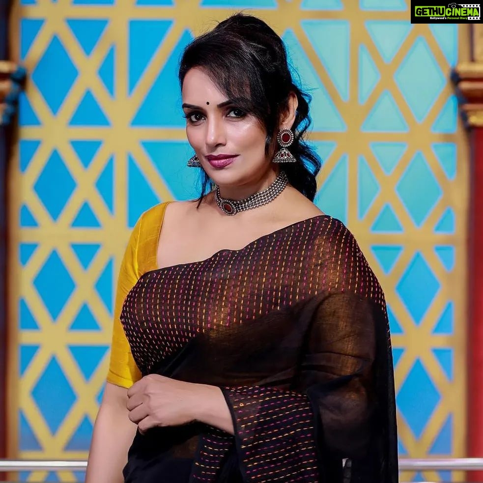 Shweta Menon Instagram – @shwetha_menon 🎁 #artist #artofinstagram # ...