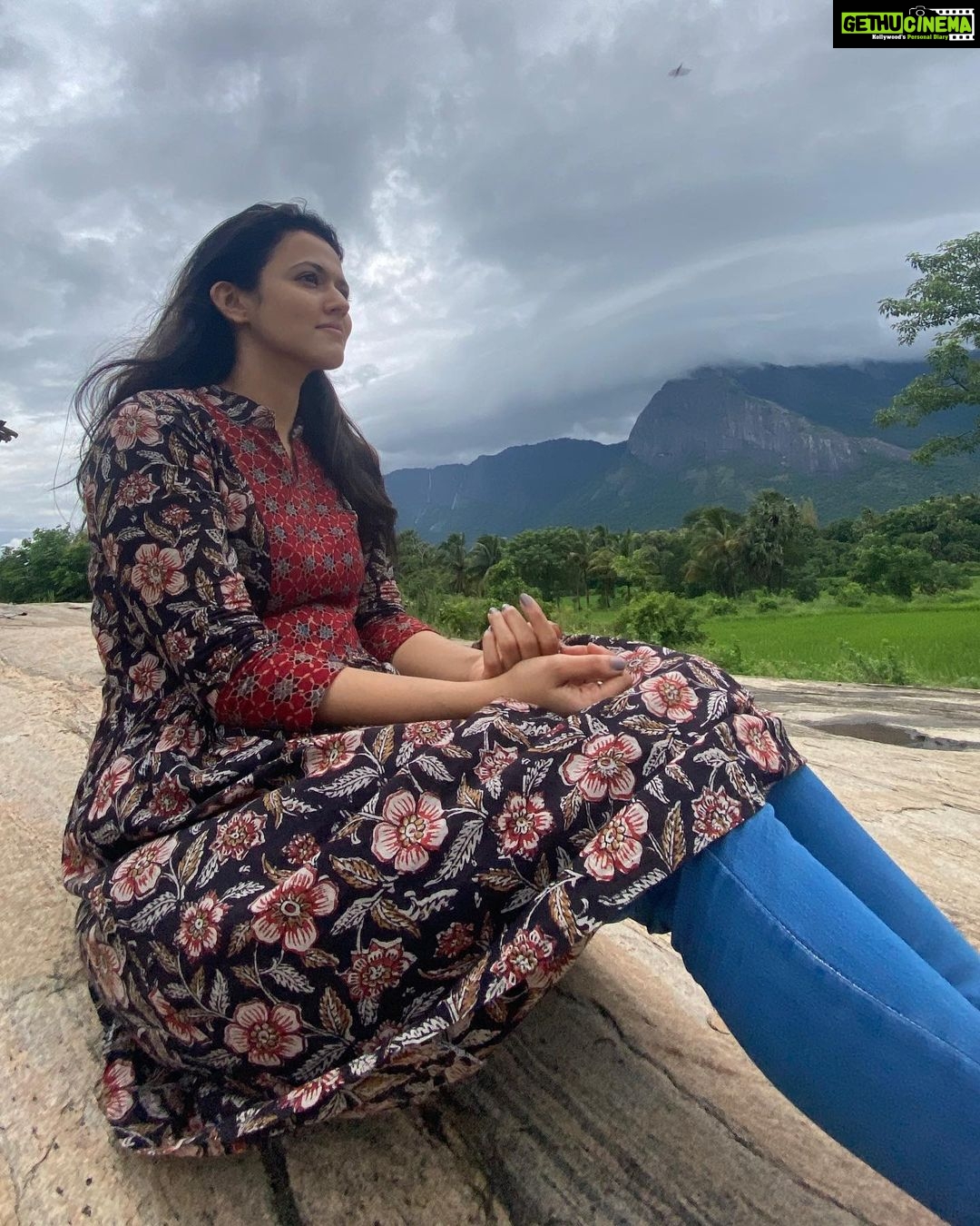 Actress Aparna Das HD Photos and Wallpapers October 2021 - Gethu Cinema