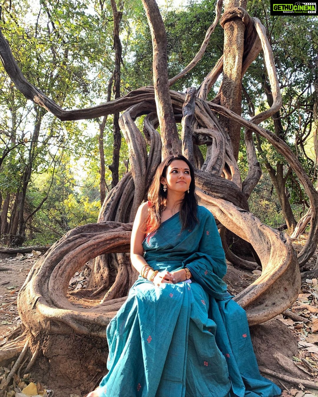 Aparna Das Instagram – Ignore me but look at that tree 😍 | Gethu Cinema