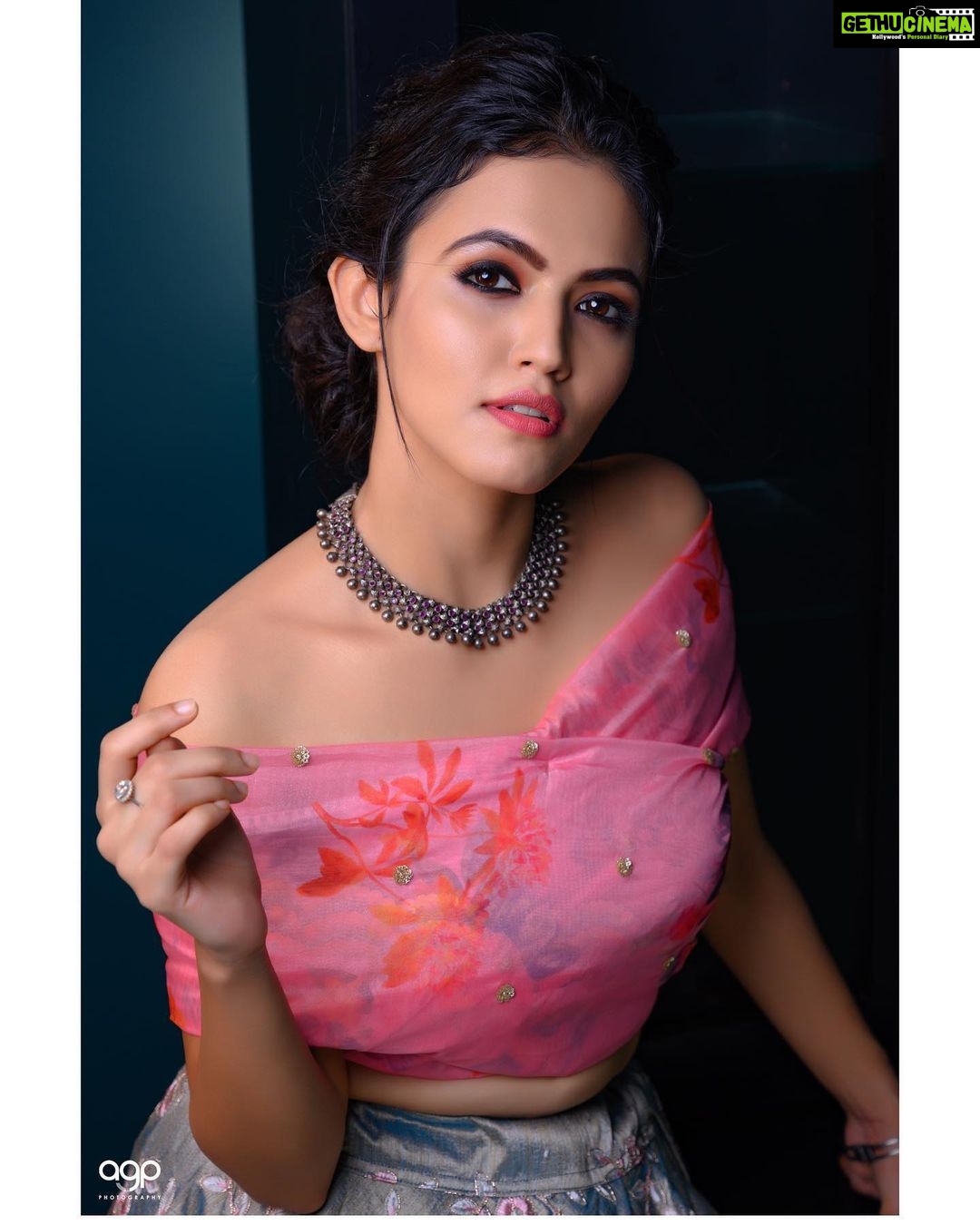 Actress Aparna Das HD Photos and Wallpapers June 2020 - Gethu Cinema
