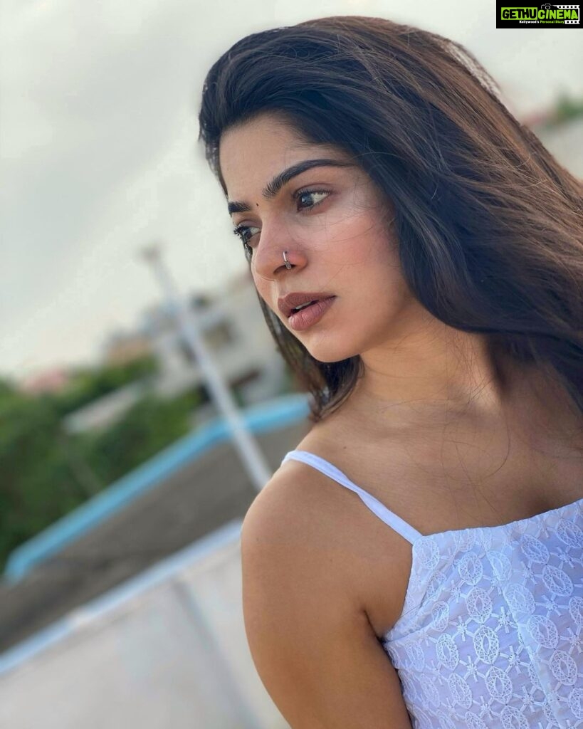 Actress Divya Bharathi HD Photos and Wallpapers August 2020 - Gethu Cinema