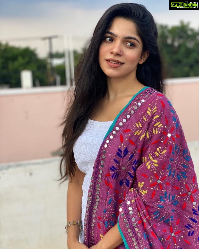 Actress Divya Bharathi HD Photos and Wallpapers August 2020 - Gethu Cinema