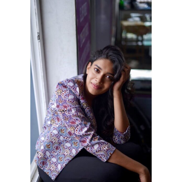 Actress Dushara Vijayan HD Photos and Wallpapers June 2019 | Gethu Cinema