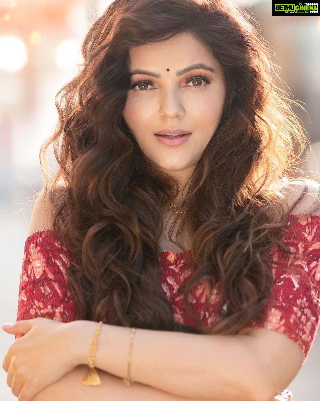 Rubina Wallpaper