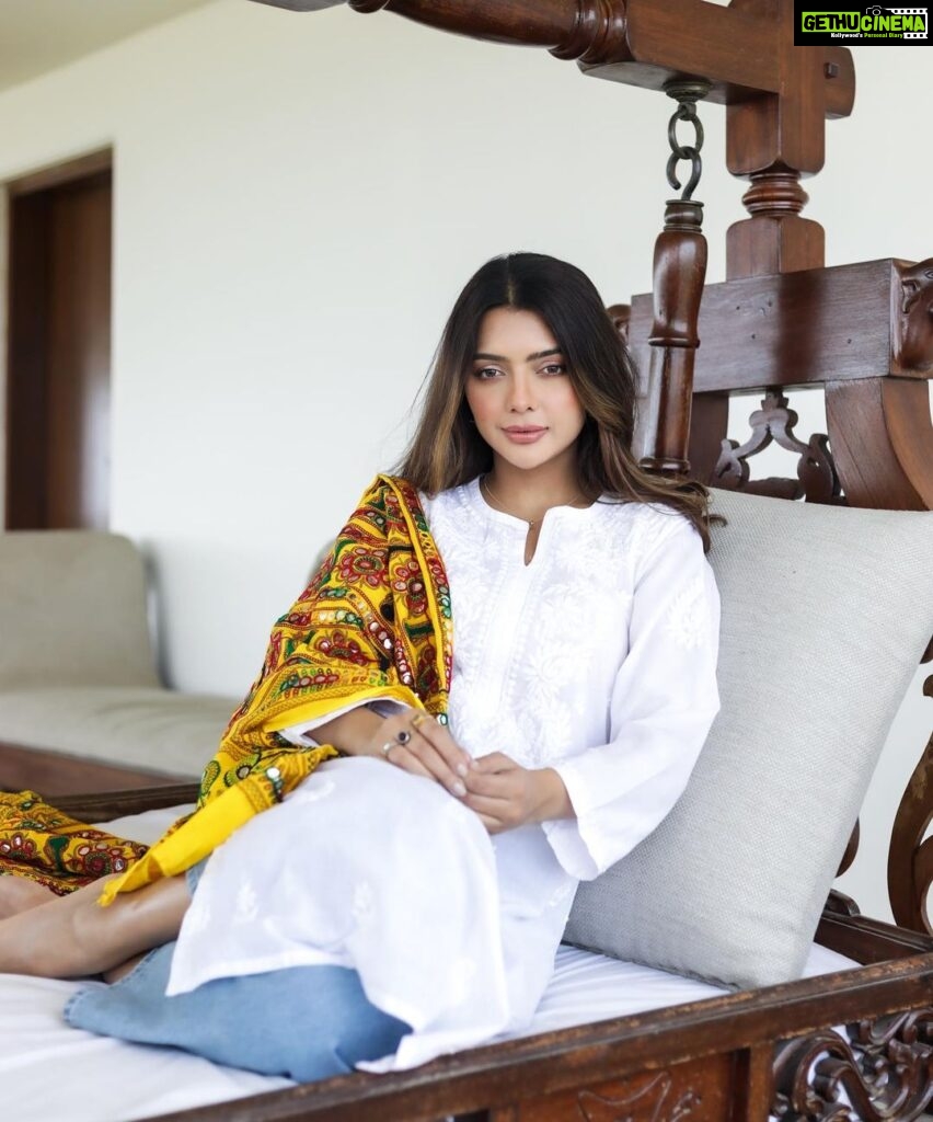 Actress Ruhi Singh HD Instagram Photos and Wallpapers April 2022 ...