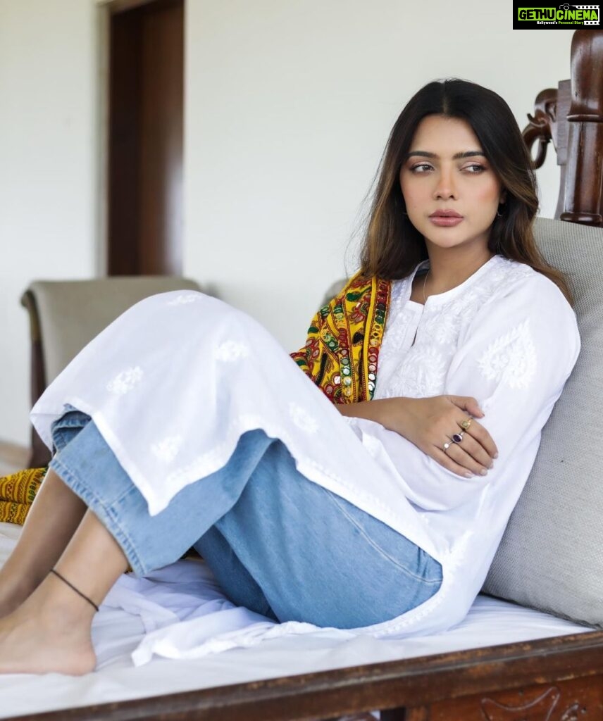 Ruhi Singh Instagram – Manzil milegi, bhatak ke hi sahi, Gumrah to wo ...