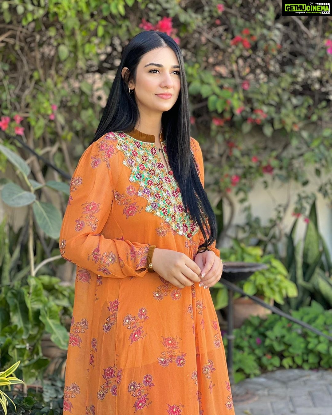 Actress Sarah Khan HD Photos and Wallpapers April 2022 - Gethu Cinema