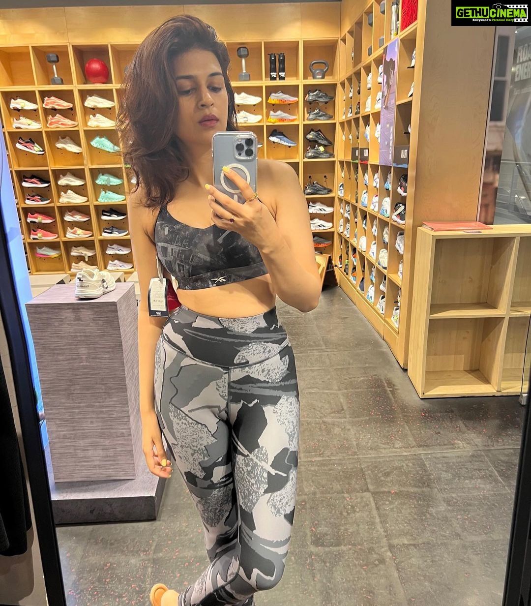 Actress Shraddha Das HD Photos and Wallpapers April 2022 - Gethu Cinema