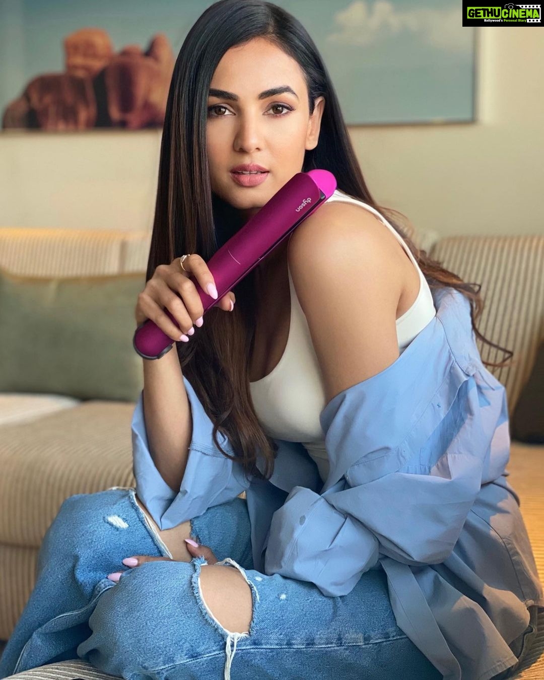 Actress Sonal Chauhan HD Photos and Wallpapers May 2022 - Gethu Cinema