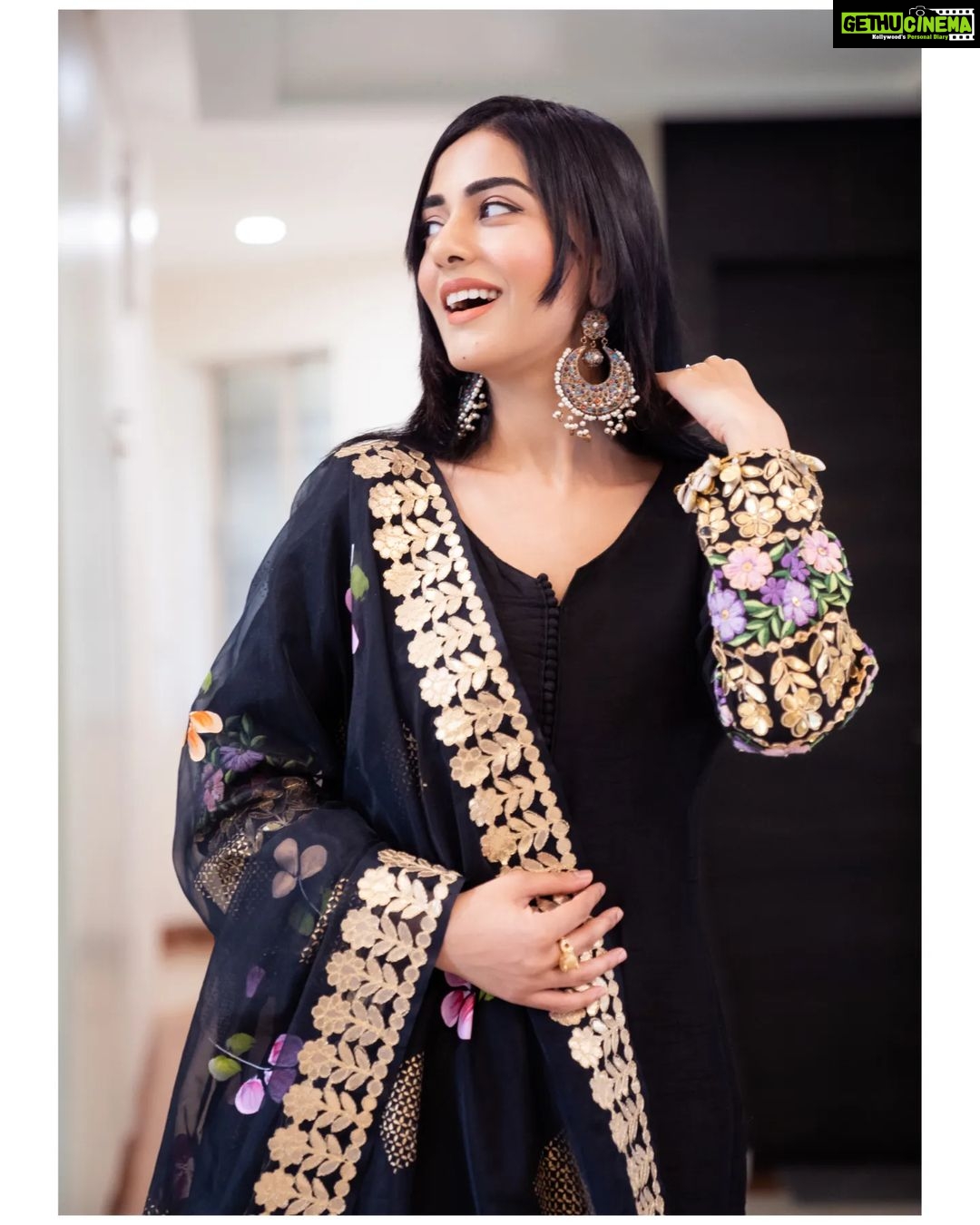 Amrita Rao Instagram – Saturday is a Glimpse of Sunday ! Tomorrow will ...