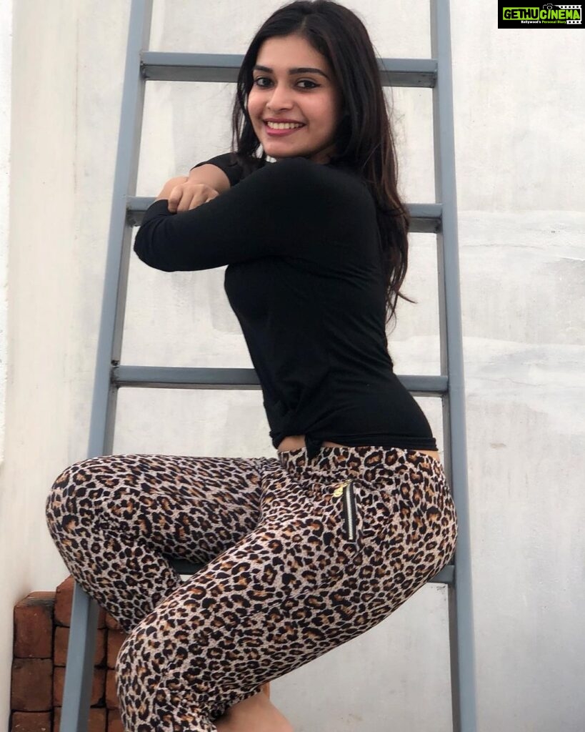 Dharsha Gupta Instagram – 🖤Positivity brings positive life🖤 🖤Liv Let ...
