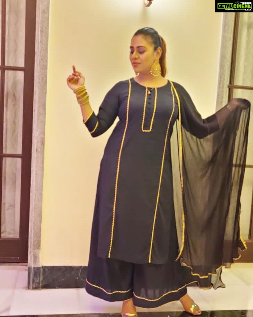 Actress Iniya HD Photos and Wallpapers June 2022 - Gethu Cinema