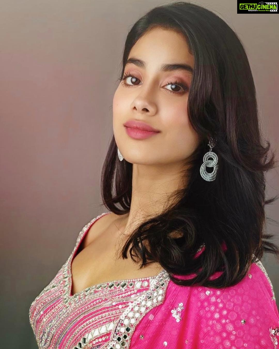 Actress Janhvi Kapoor HD Instagram Photos and Wallpapers April 2019 ...