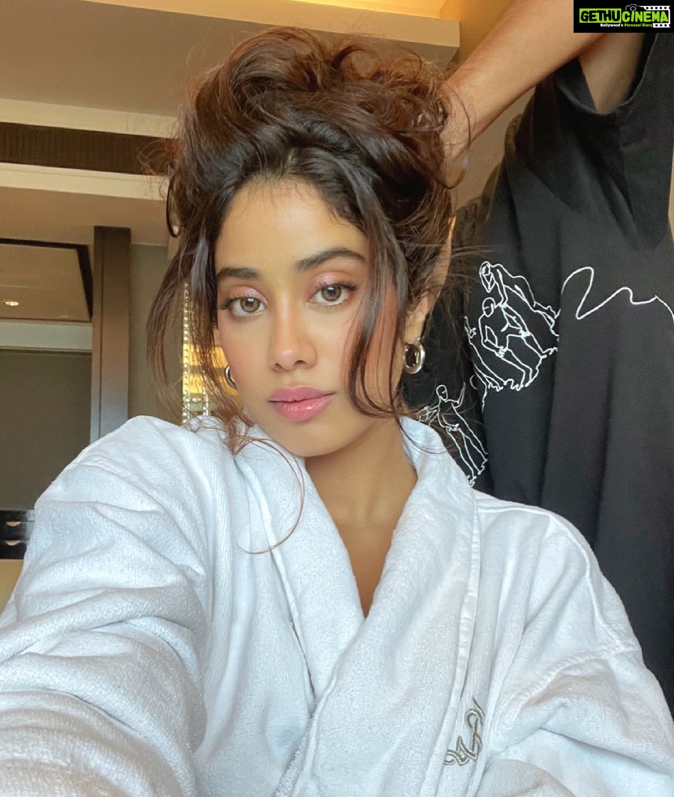 Janhvi Kapoor Instagram – cinnamon gurl 🥀 | Gethu Cinema