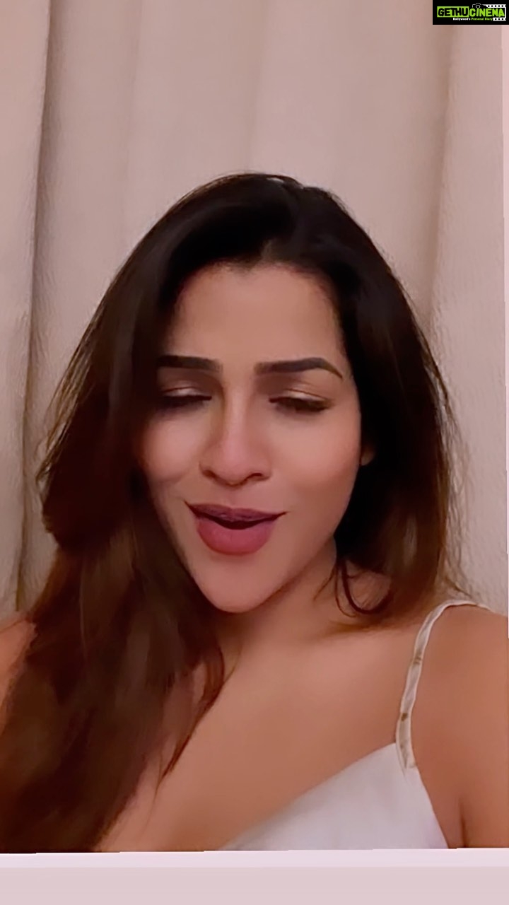 Leesha Instagram – Reel after a quick power nap 😌 😴 The climate though ...