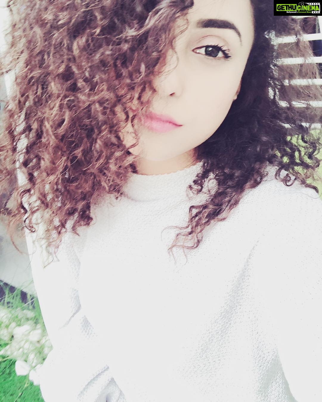 Actress Pearle Maaney HD Photos and Wallpapers December 2020 - Gethu Cinema