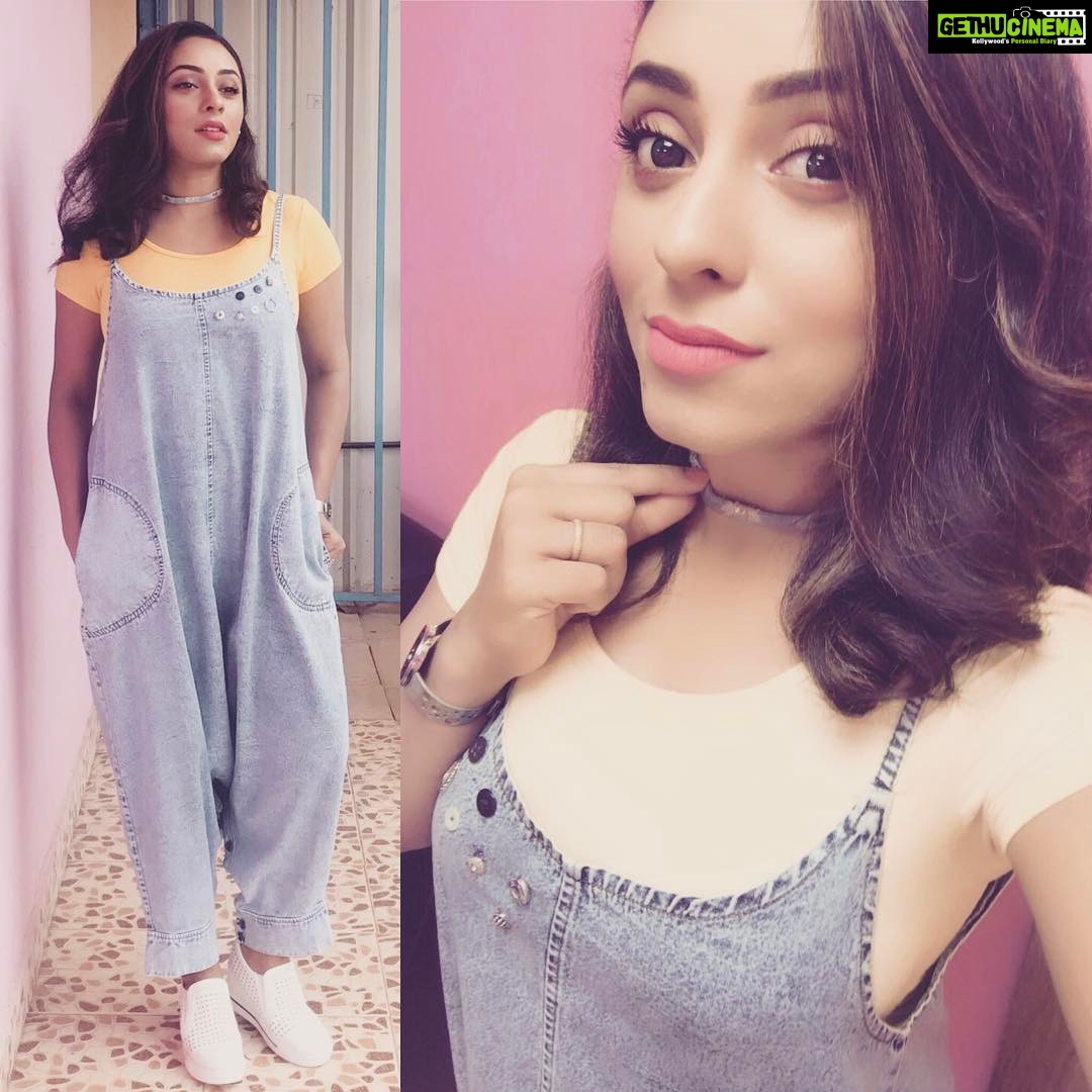 Pearle Maaney Instagram – The minion Lover ️😋 Dungarees… Denim choker ...